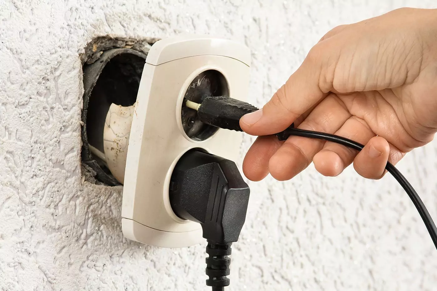 Signs of Faulty Wiring | Socket Doctors